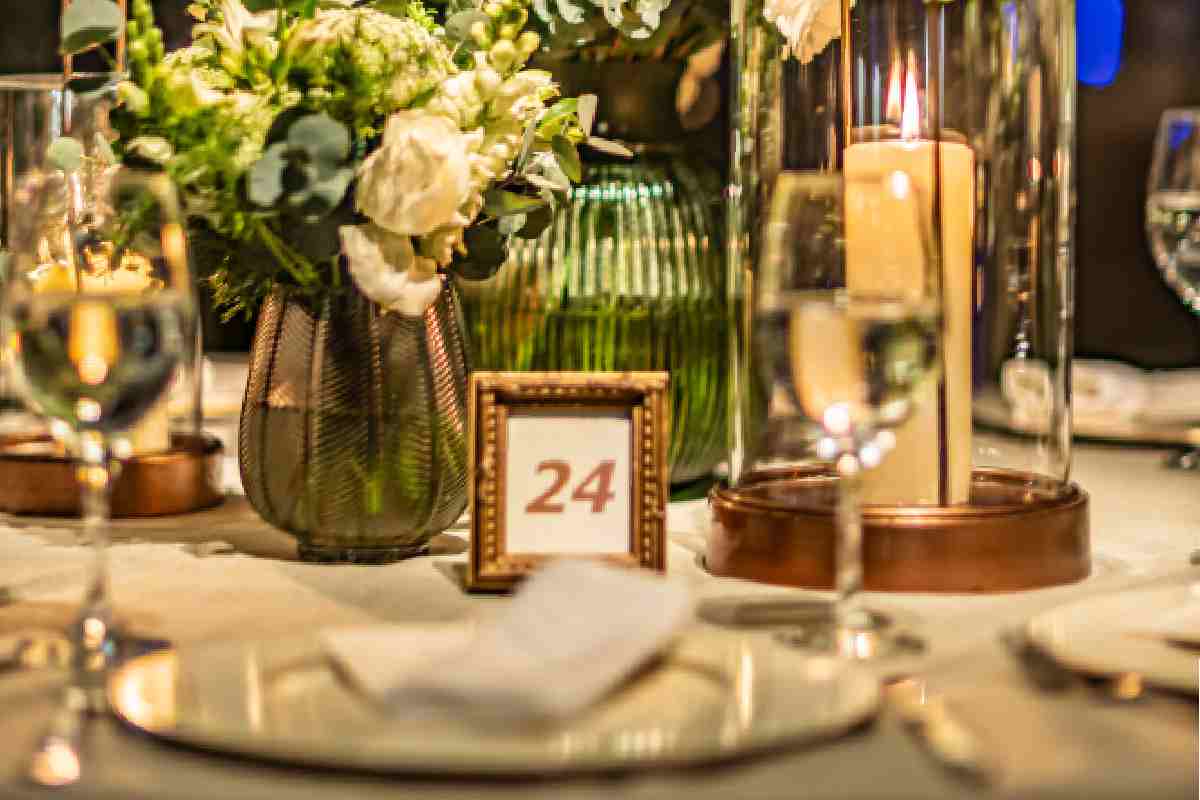 Perché paghiamo il coperto al ristorante? Si fa solo in Italia ...
